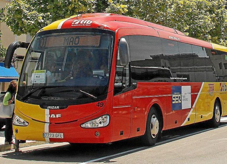 Aller à la plage en bus à Minorque? Horaires et tarifs (MAJ 2024)